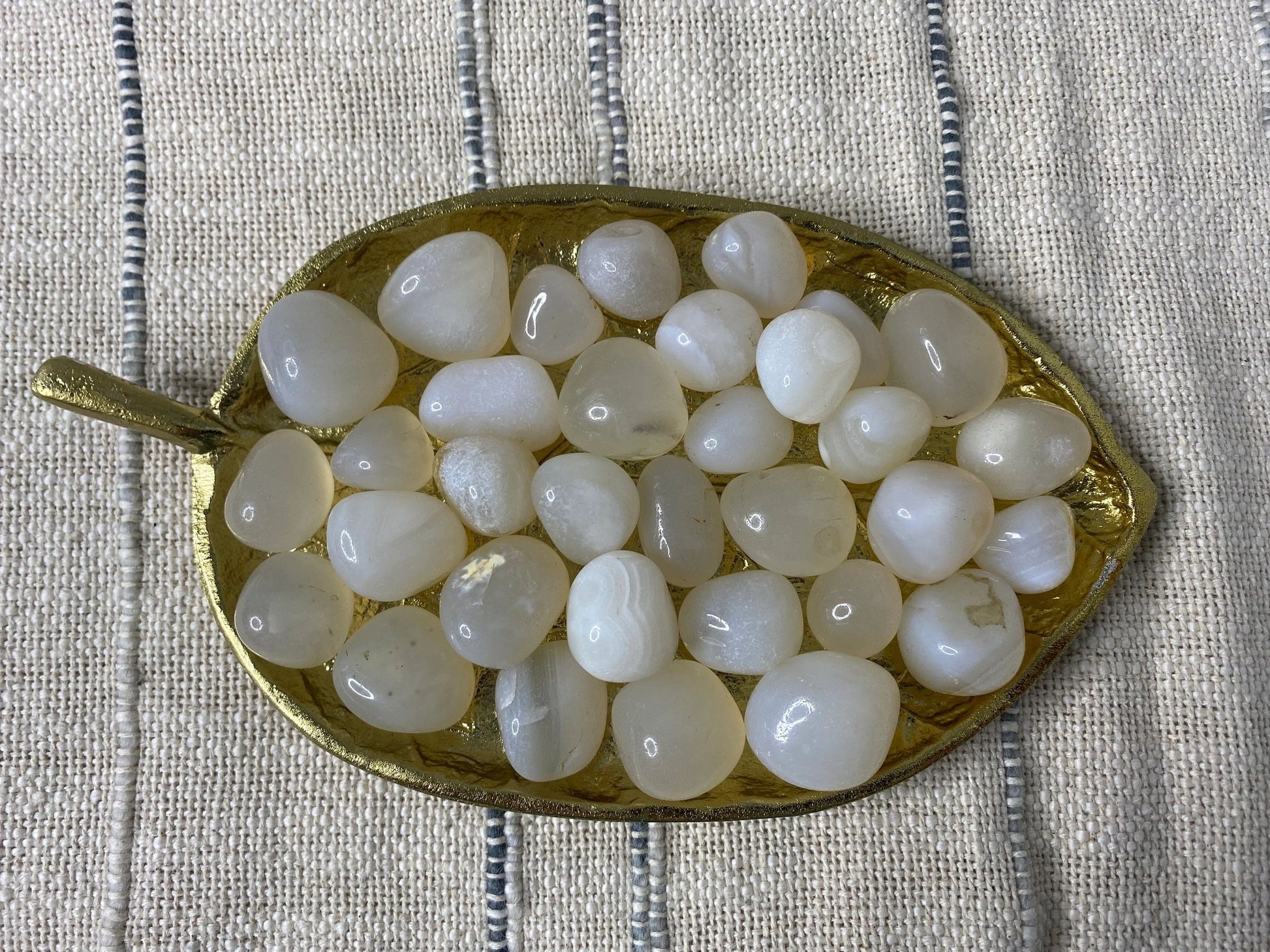 White/Cream Agate Tumble Stone – Light & Insight